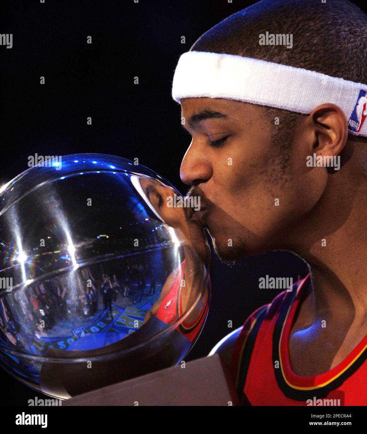 Josh Smith kisses the slam dunk trophy after winning the All Star Slam ...