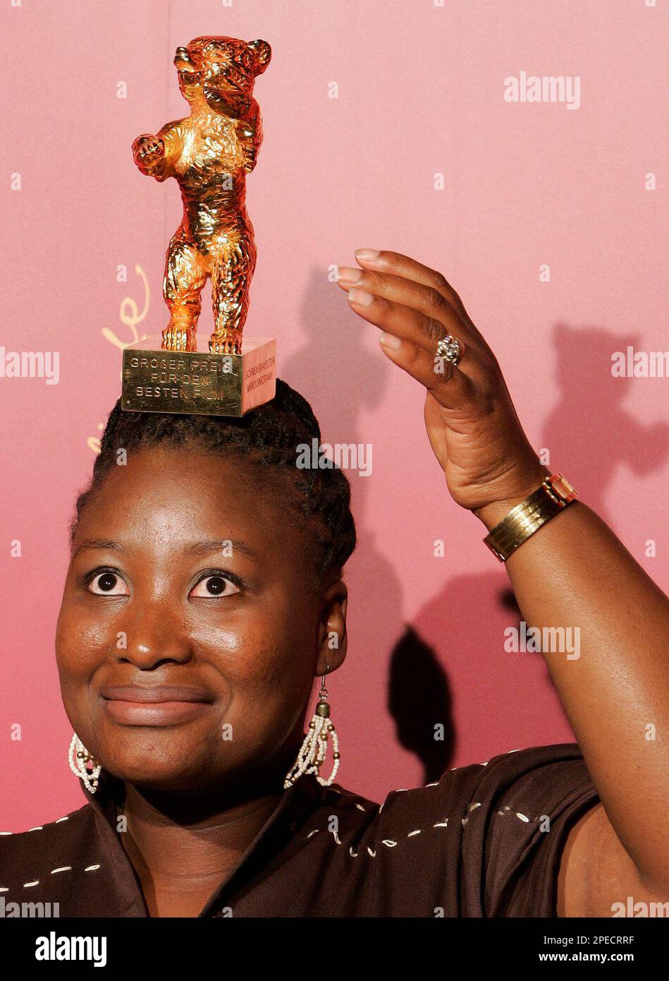 Die suedafrikanische Schauspielerin Pauline Malefane und Regisseur Mark ...