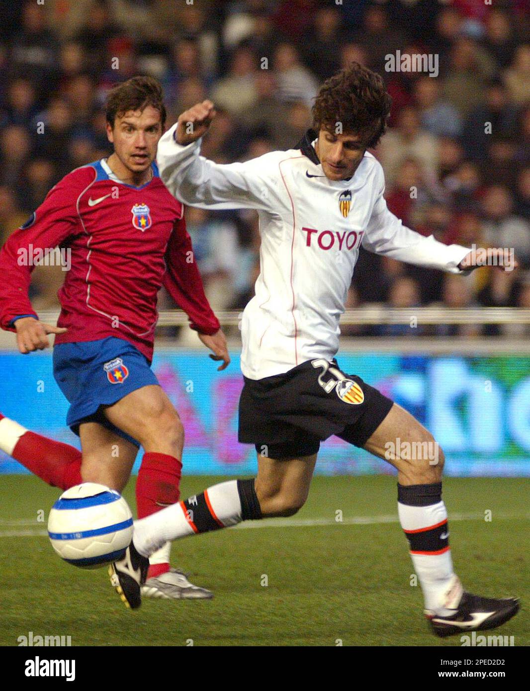 Valencia's Argentine player Pablo Aimar, right, receives a pass in ...
