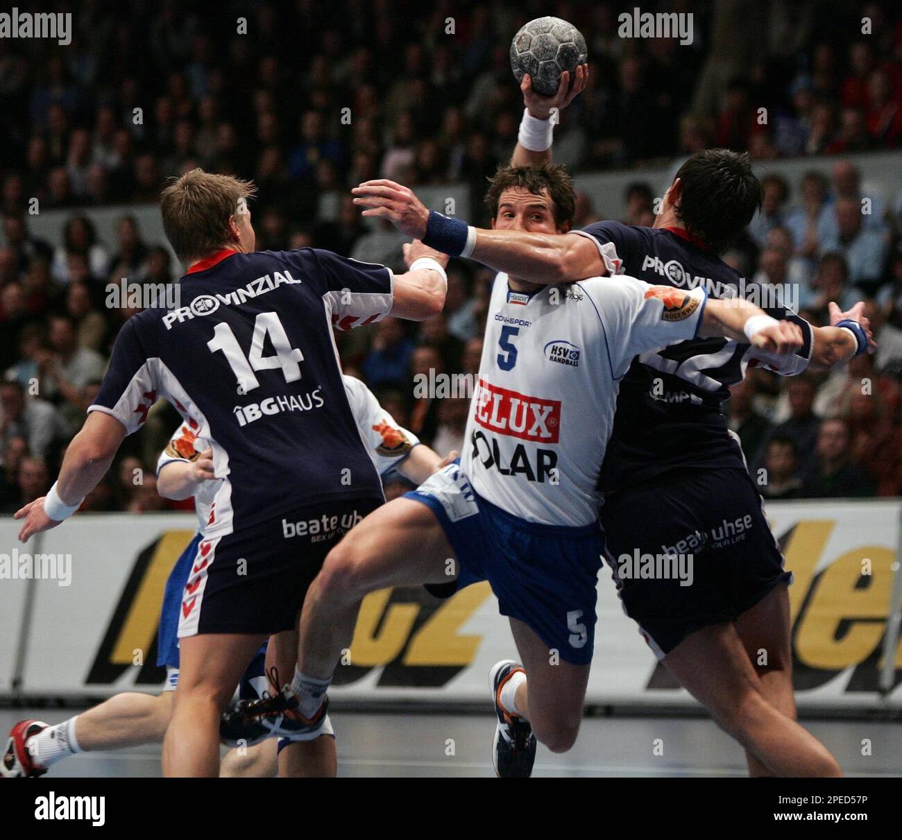 Der Hamburger Handballer Torsten Jansen, Mitte, versucht sich gegen die ...