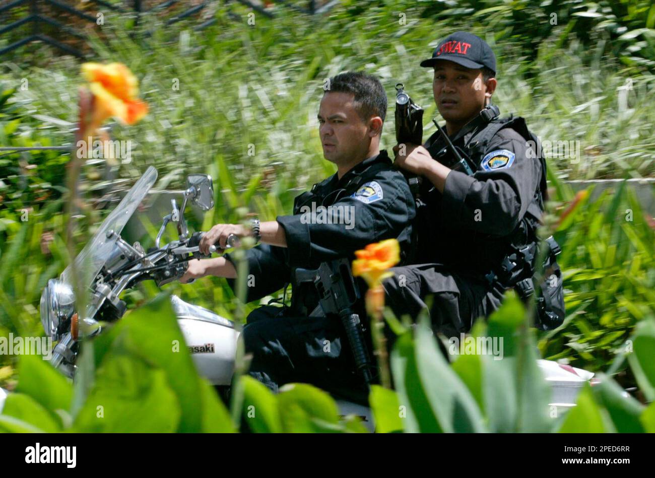 Philippine National Police SWAT members patrol the financial district ...