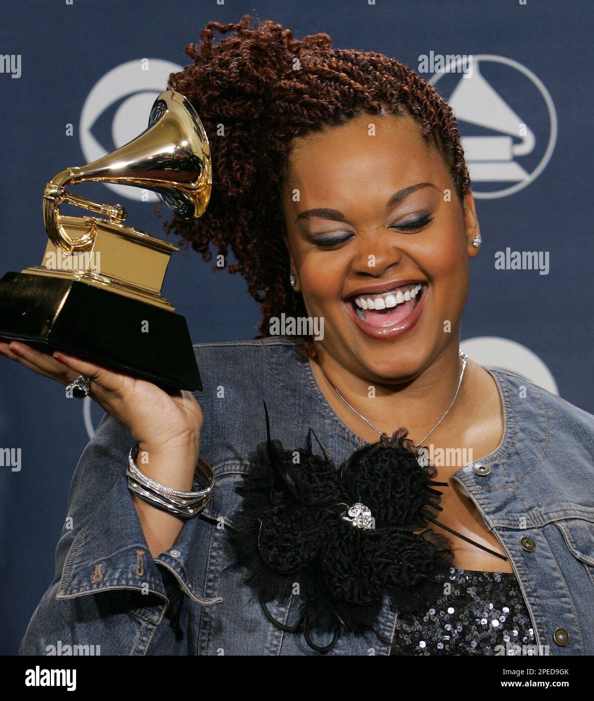 Jill Scott poses with her award for best female R&B vocal performance ...