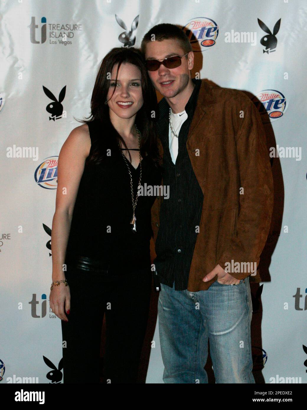 One Tree Hill stars Sophia Bush and Chad Michael Murphy pose on the red ...