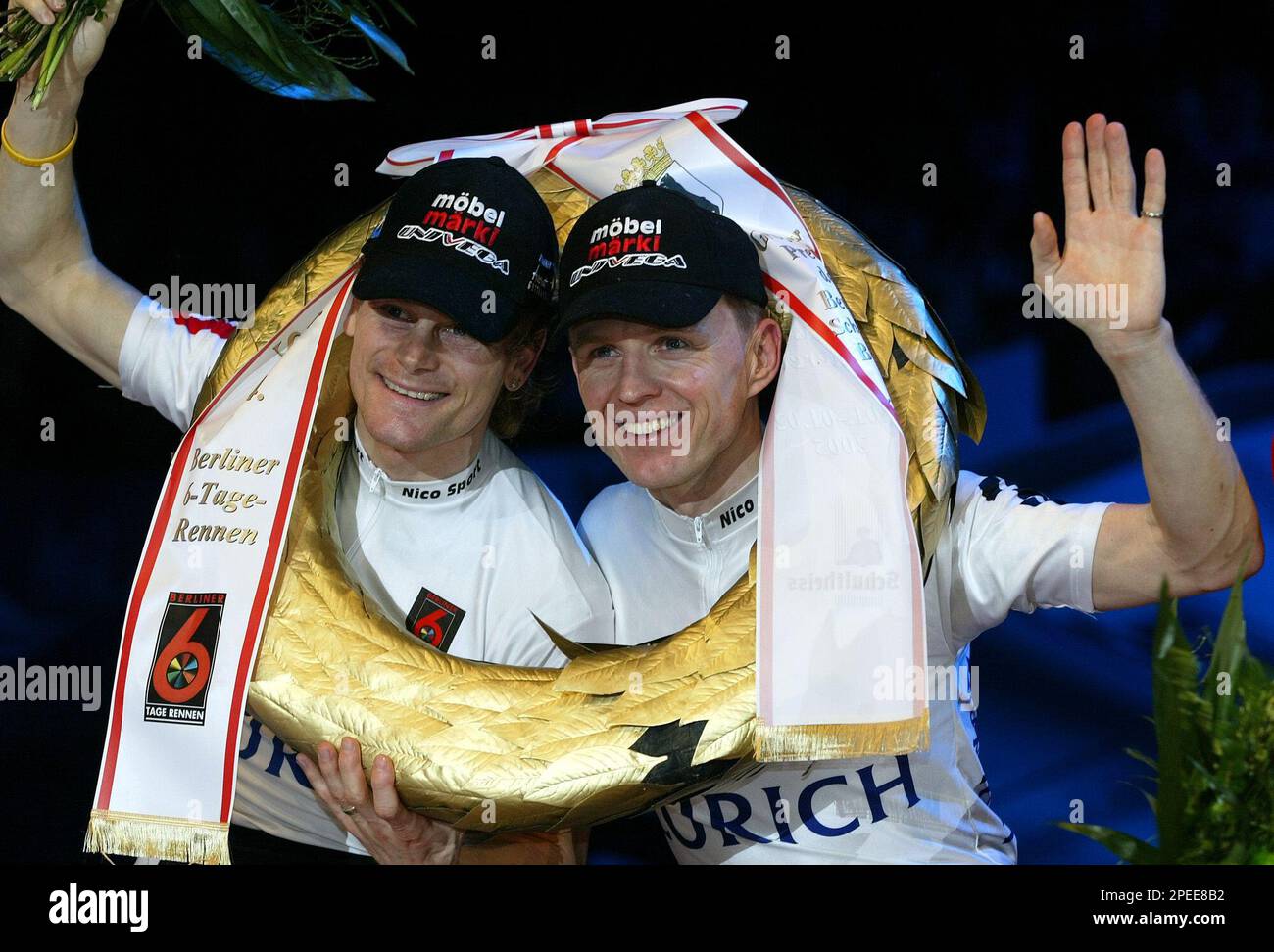 Die Schweizer Bruno Risi, links, und Kurt Betschart, rechts, feiern ...