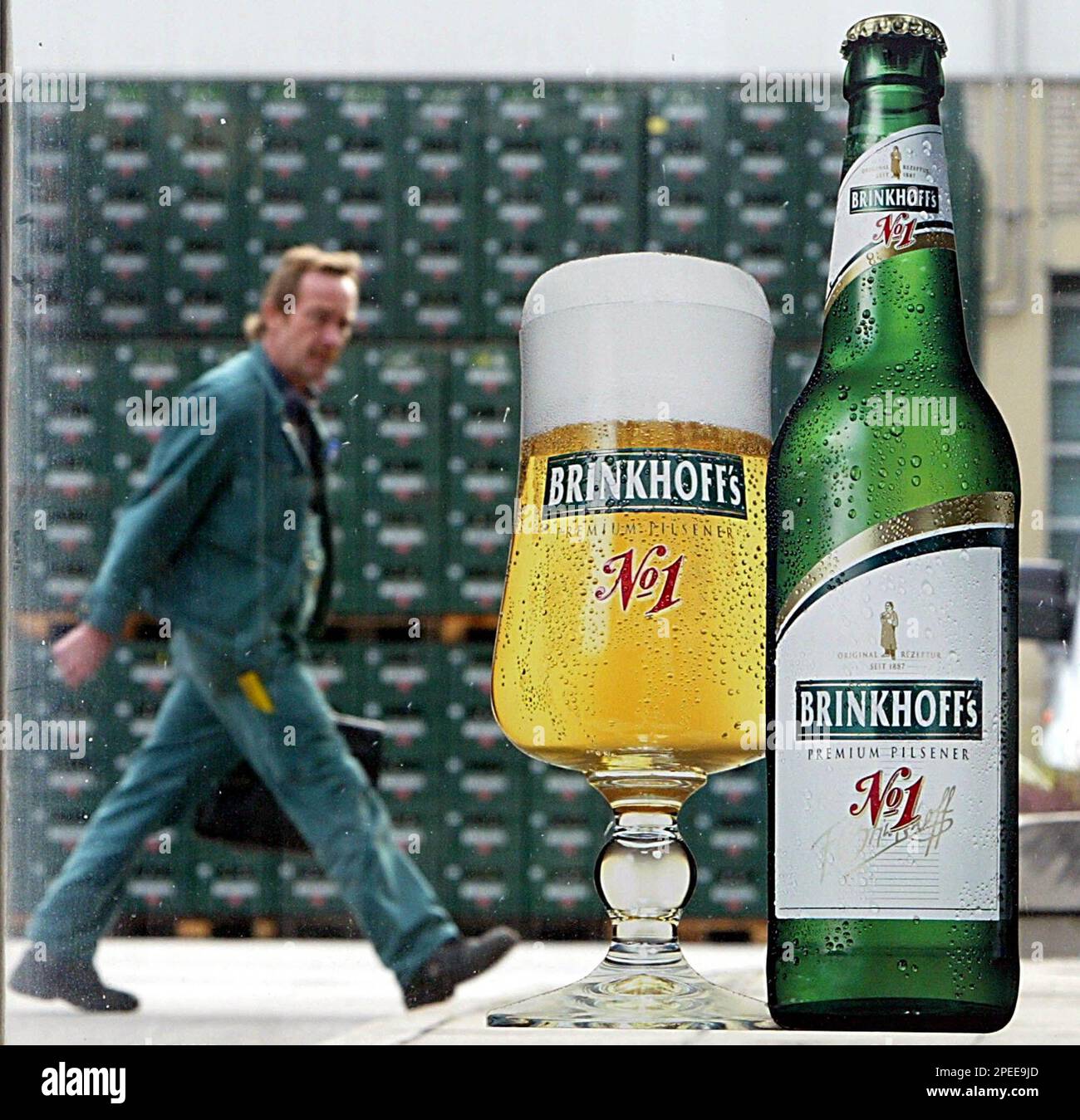 Ein Brinkhoff's-Mitarbeiter in Dortmund beendet am Dienstag, 1.Feb.2005 ...