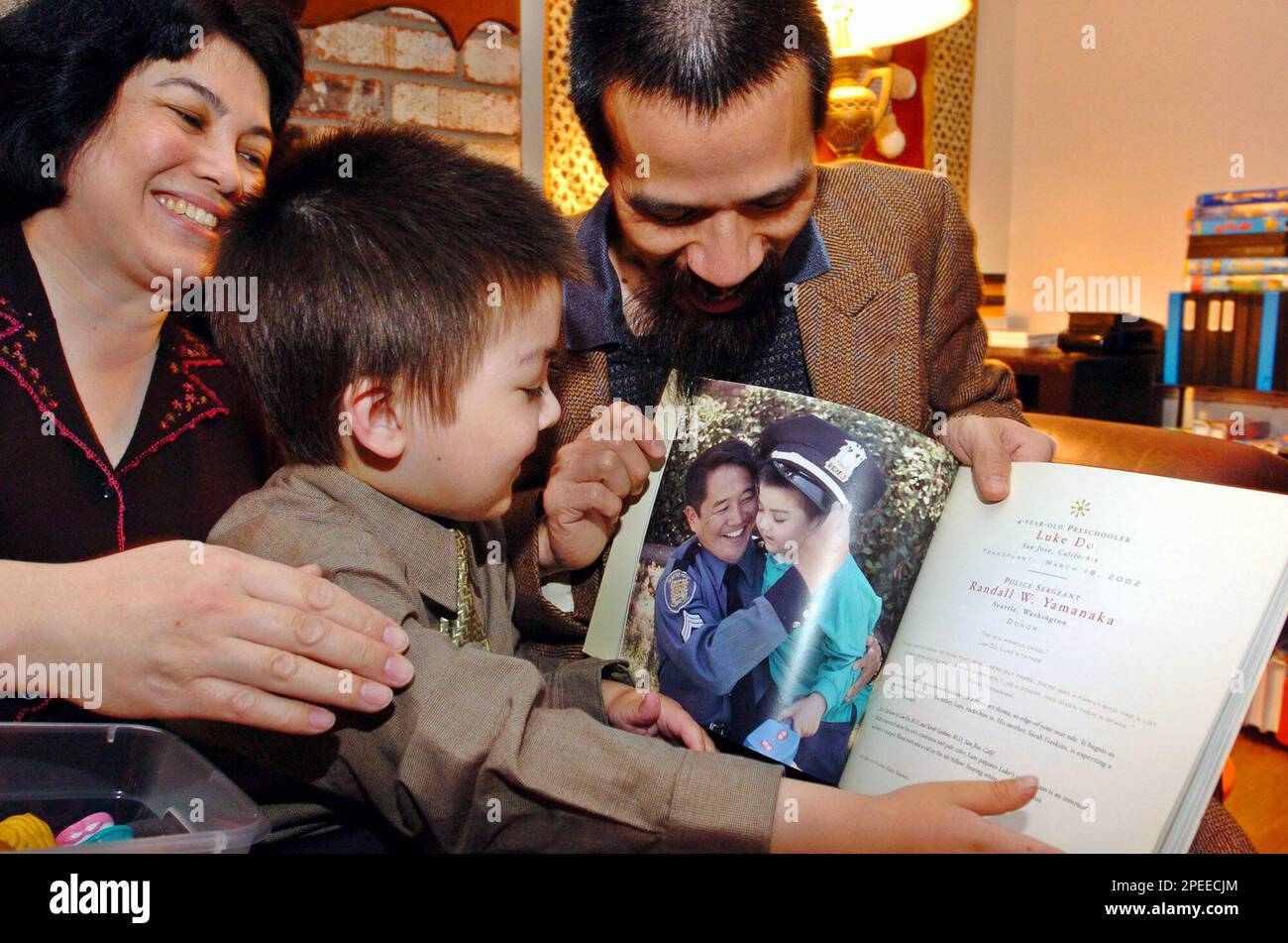 Sarah Gaskins, left, Lam Do, and their son Luke Do, 4, center, look at ...