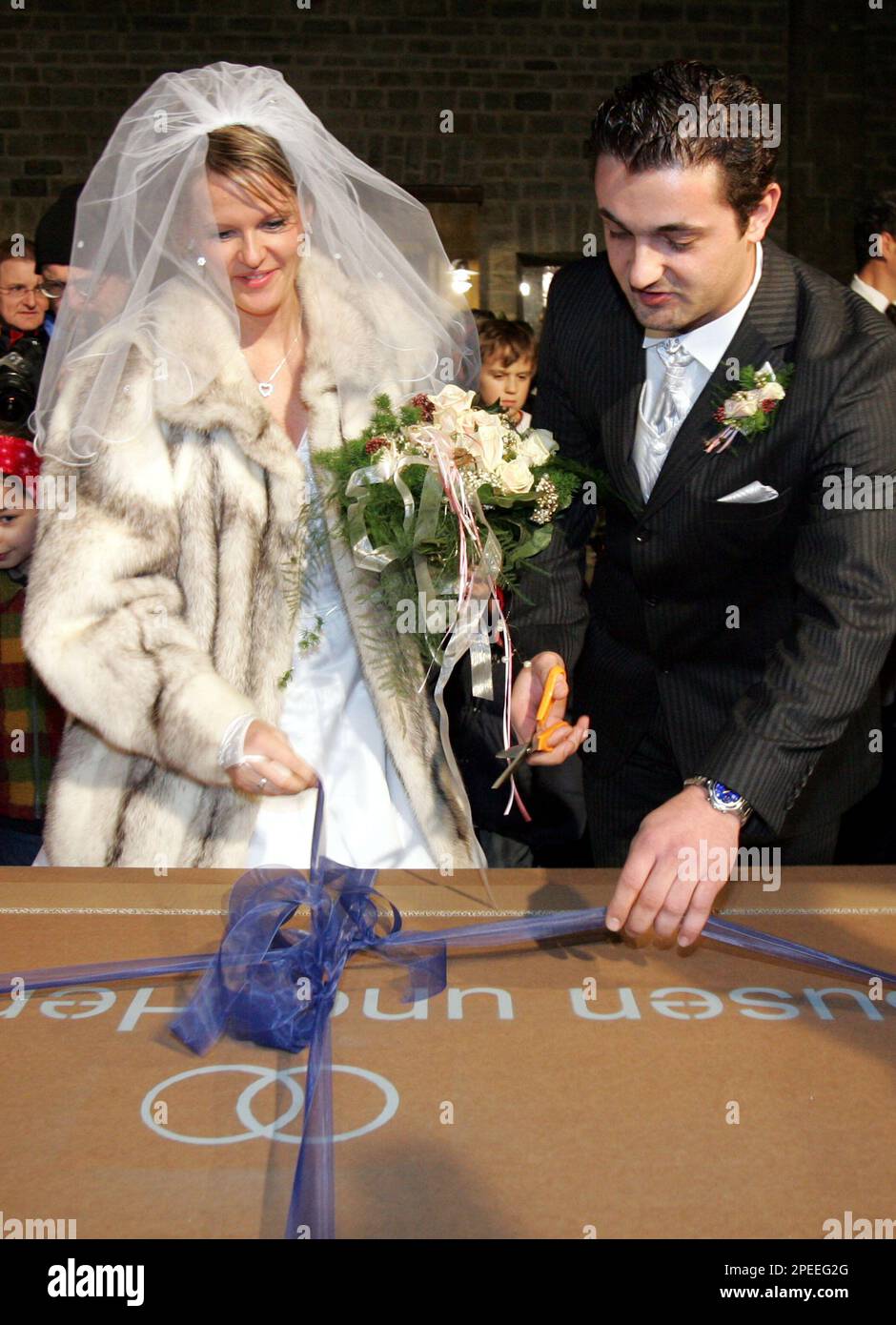 Hendrik Dreekmann und Susen Tiedtke packen nach ihrer kirchlichen Trauung am Freitag, 28.Januar ...