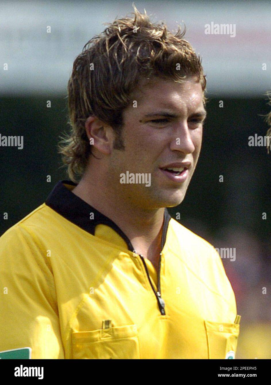 ** ARCHIV ** Schiedsrichter Robert Hoyzer waehrend des DFB-Pokalspiels ...