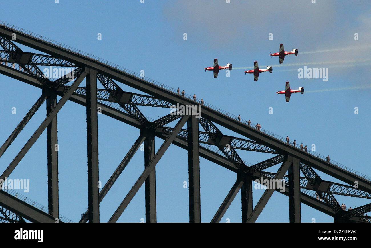 A squadron of Roulettes from the Royal Australian Air Forces elite ...