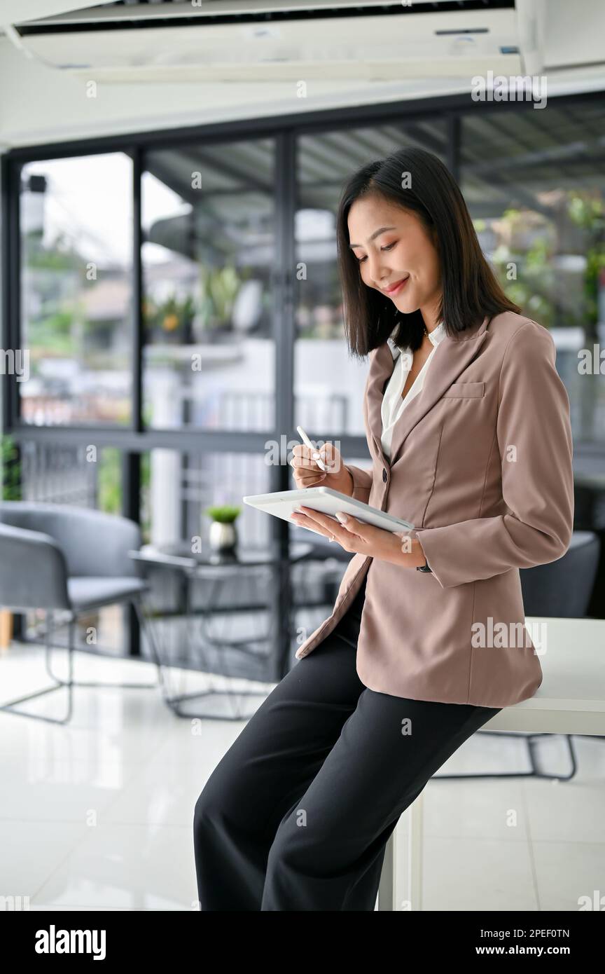 Black female manager uses hi-res stock photography and images - Alamy