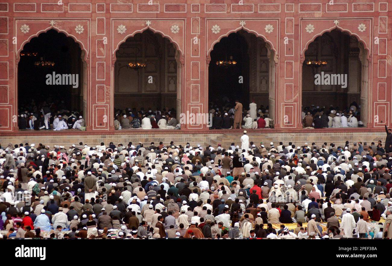 Pakistani Muslims gathered at Lahore's central mosque in Pakistan to ...
