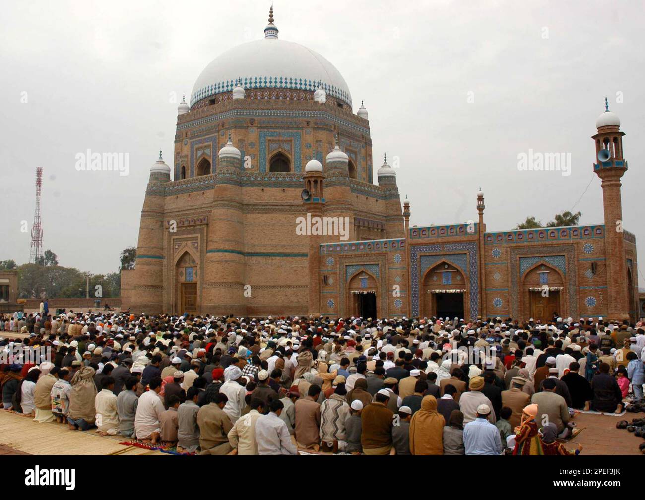 Pakistani Muslims offer prayer at shrine of famous saint Shah Rukn-e ...