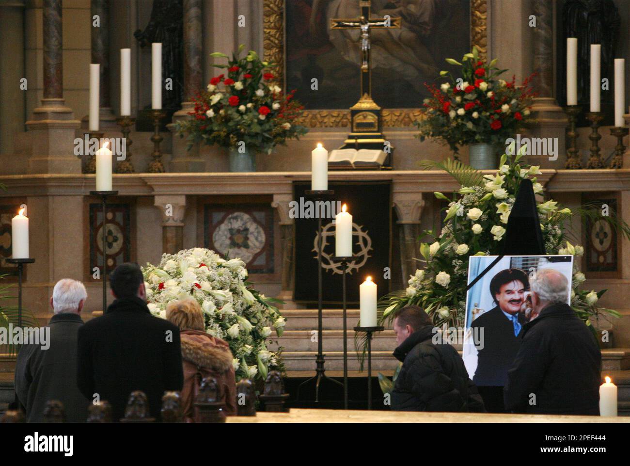 Neben einem Foto des verstorbenen Modeschoepfers Rudolph Moshammer ...