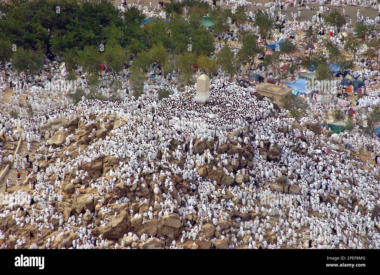 An aerial view showing tens of thousands of pilgrims praying at Jabal ...