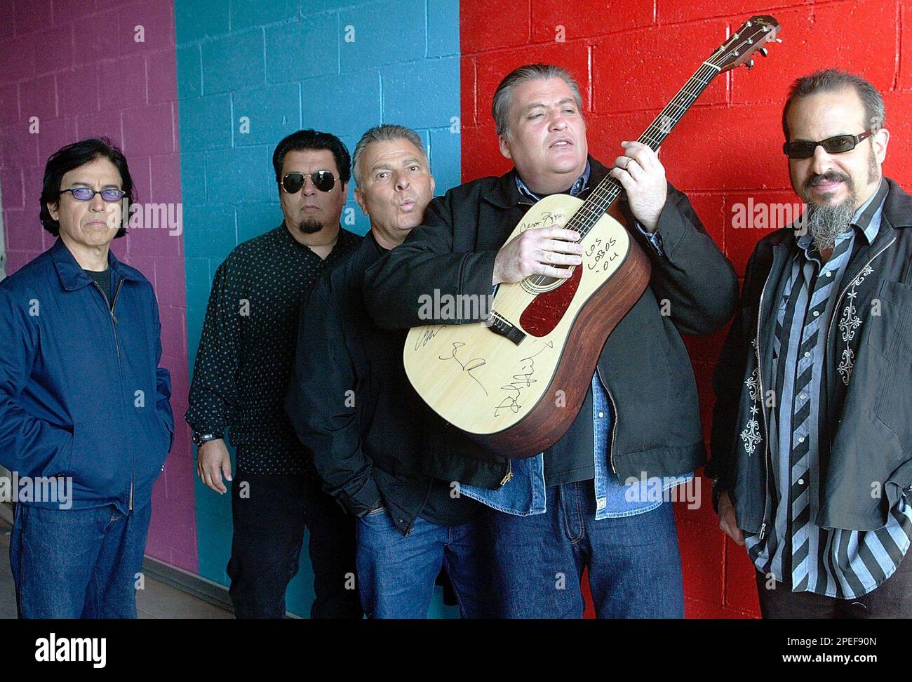 ** ARCHIV ** Die Bandmitglieder von "Los Lobos", von links, Louie Perez ...