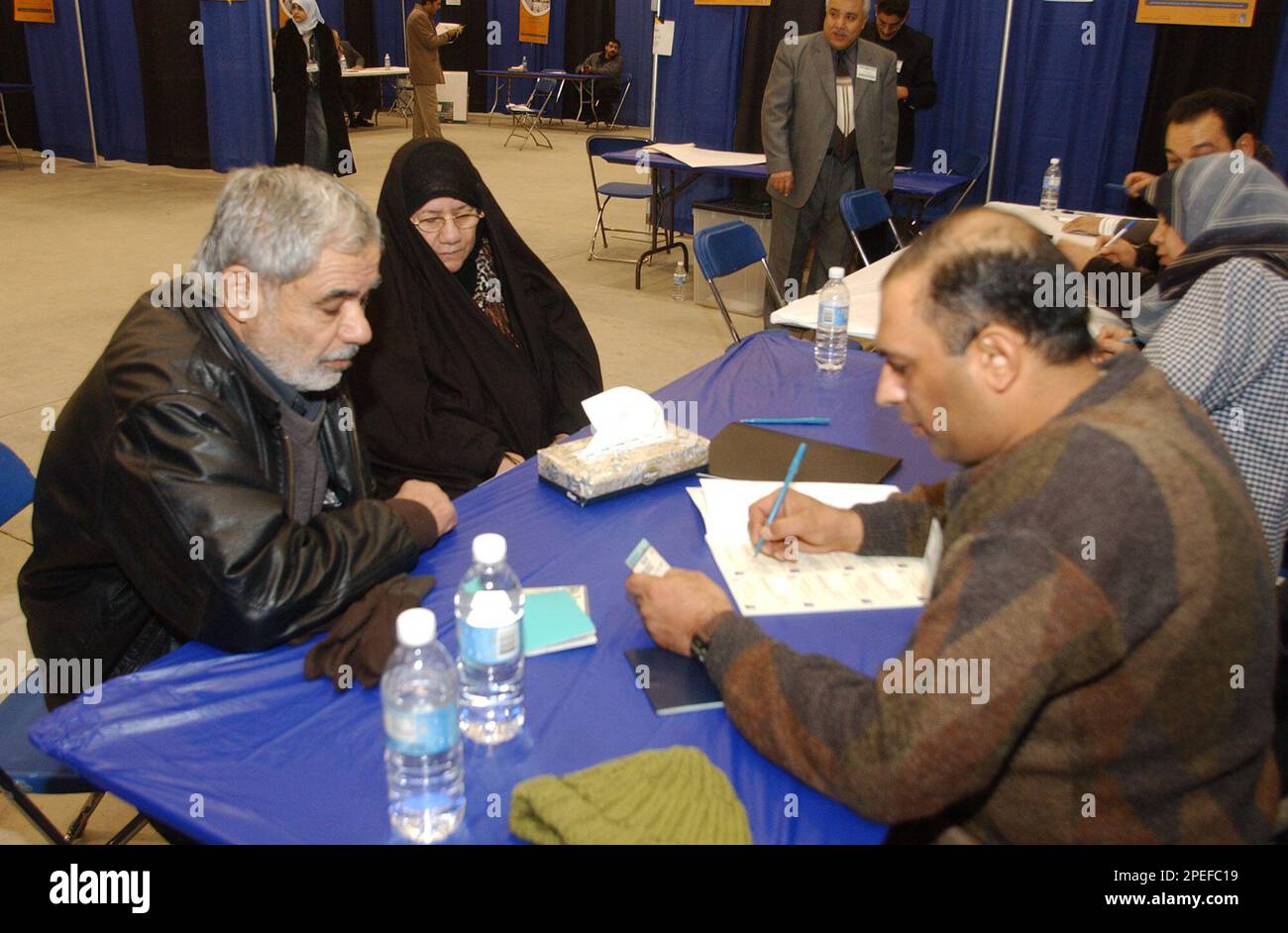 Oda Alsamari, left, and his wife, Sabeha Alsamari, register to vote in ...