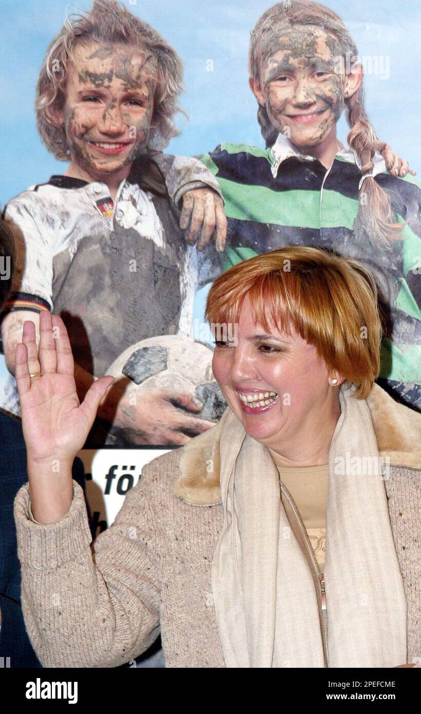 Die Gruenen-Vorsitzende Claudia Roth vor einem neuen Poster zu ...
