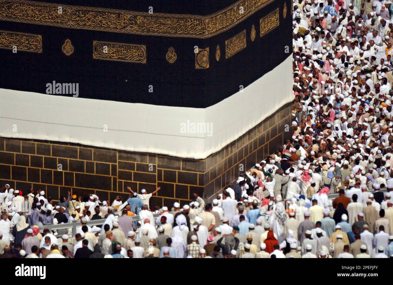 Hundreds of thousands of pilgrims perform Friday prayers around the ...