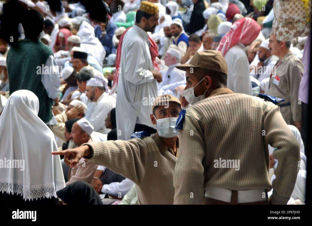 Saudi soldiers talk as thousands of pilgrims gather around the great ...