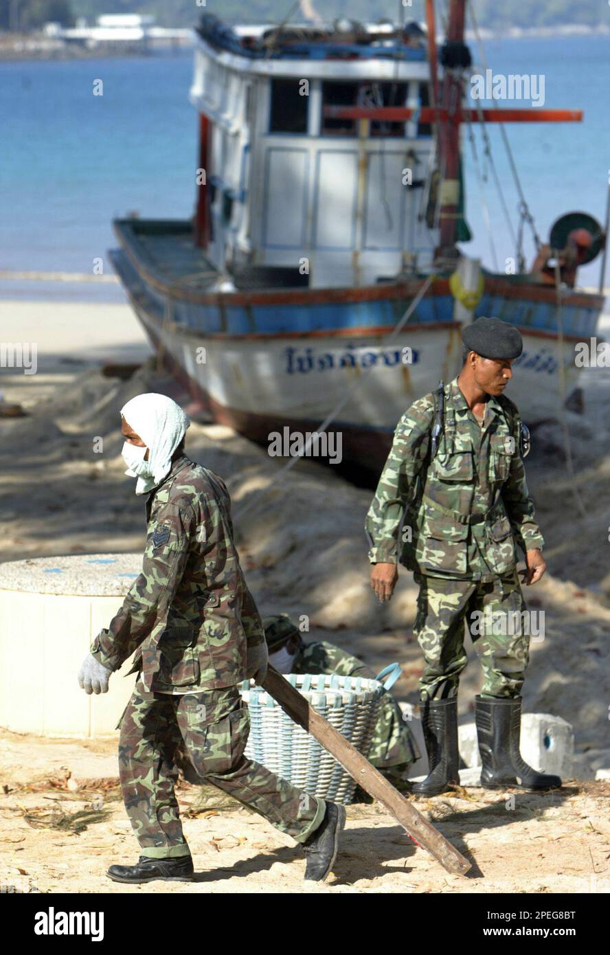 Thai soldiers help in the cleanup from the destruction of the tsunami ...