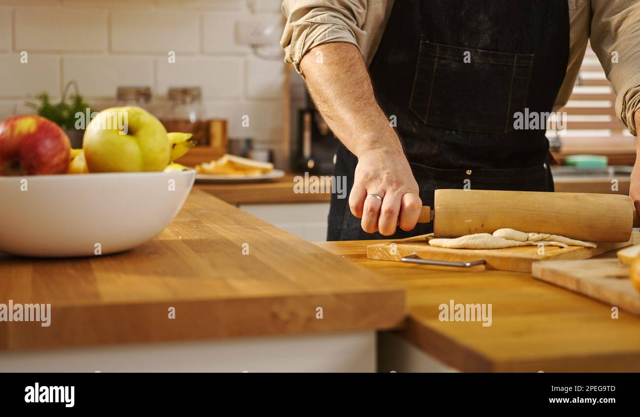 Man wearing apron cooking hi-res stock photography and images - Alamy