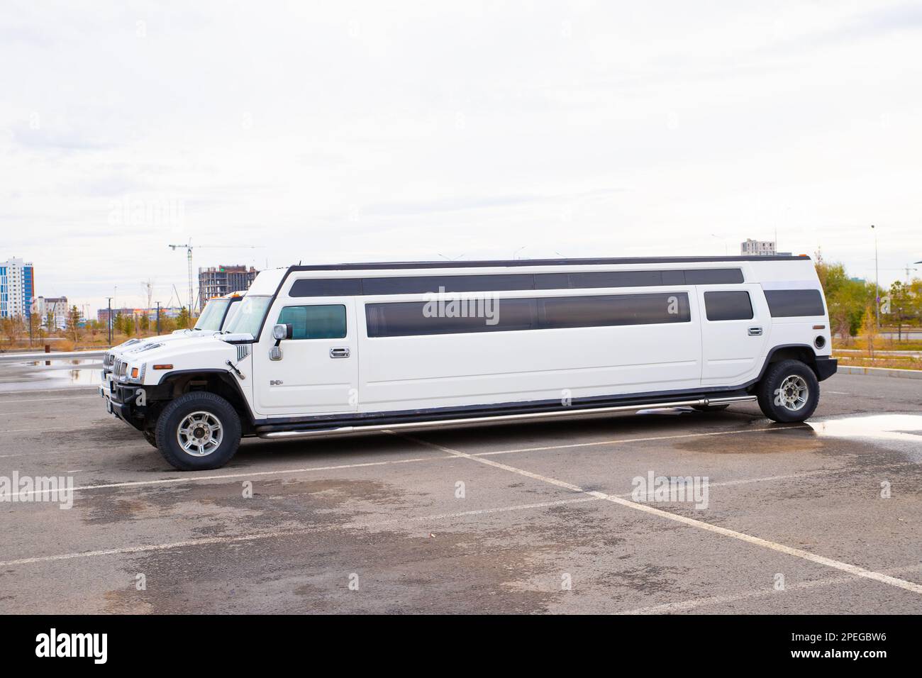 limousine hummer car in parking. white wedding car limousine side view ...
