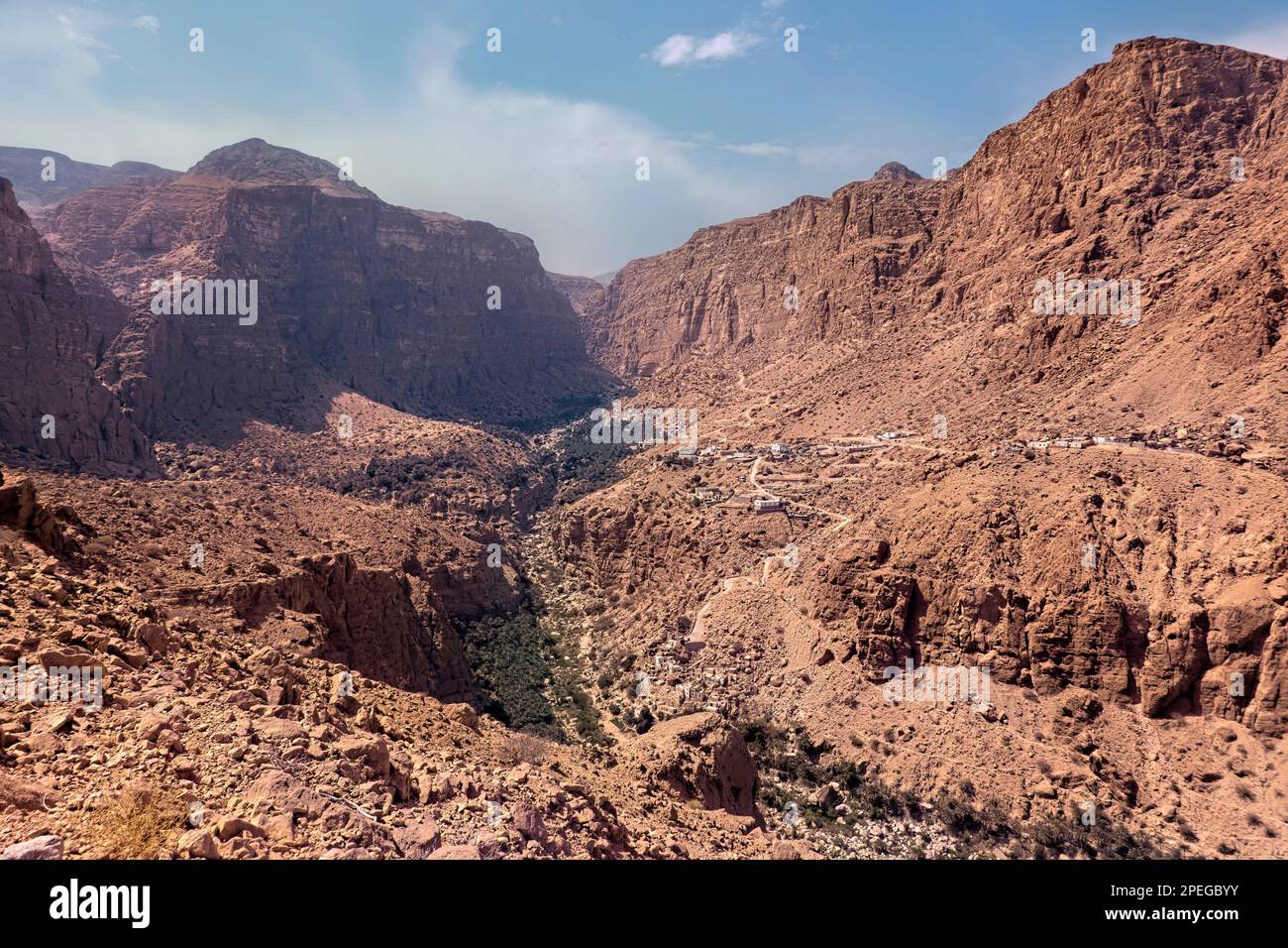 Trekking in the Eastern Hajar mountains, Wadi Tiwi, Oman Stock Photo ...