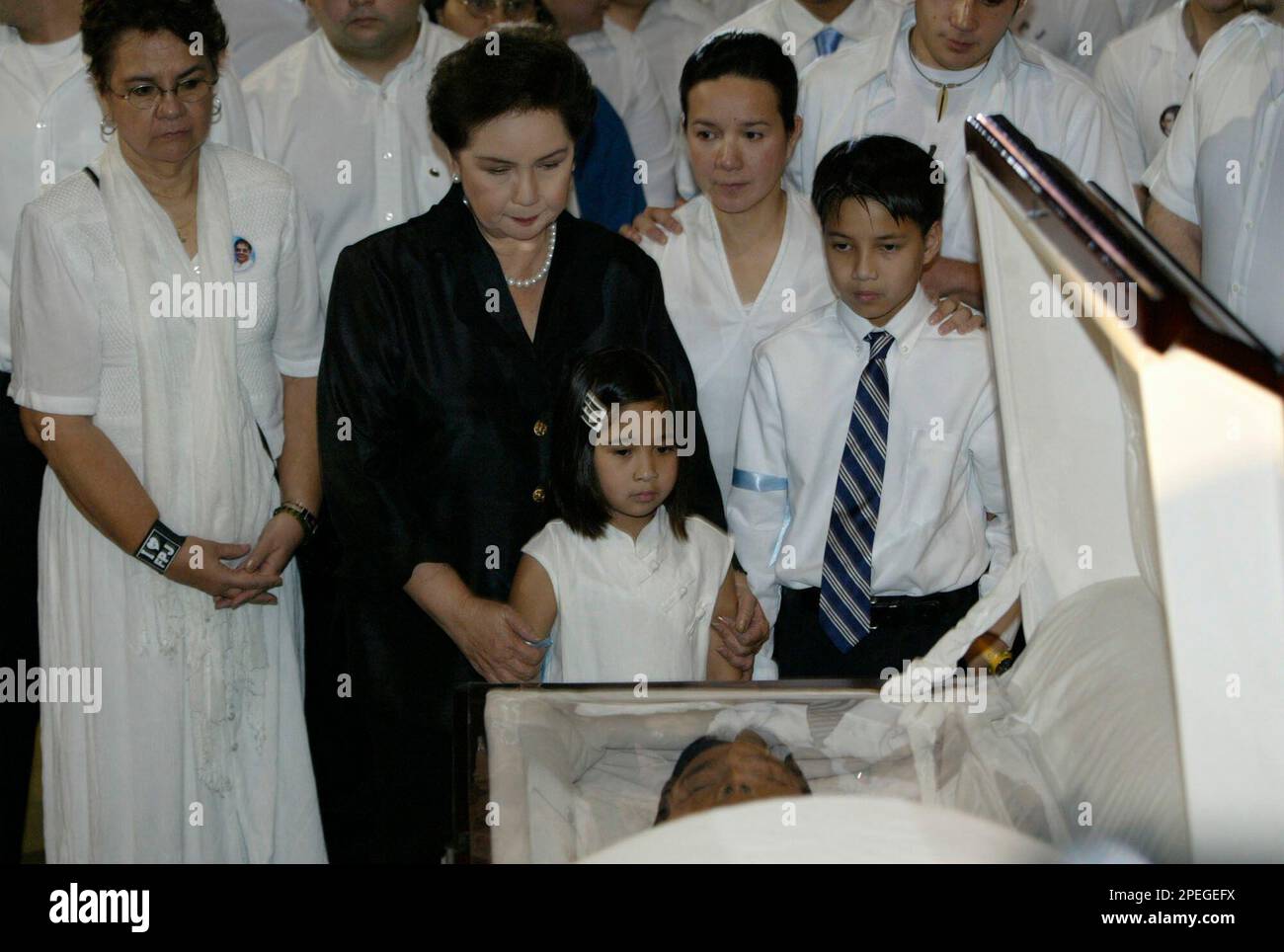 Actress Susan Roces(second from left), widow of former Philippine ...