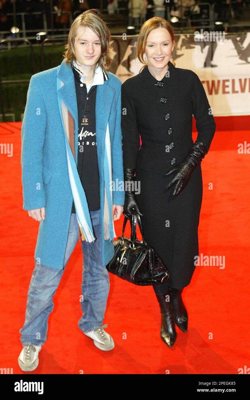 Die Schauspielerin Katja Flint, rechts, mit Sohn Oscar, links, auf dem ...