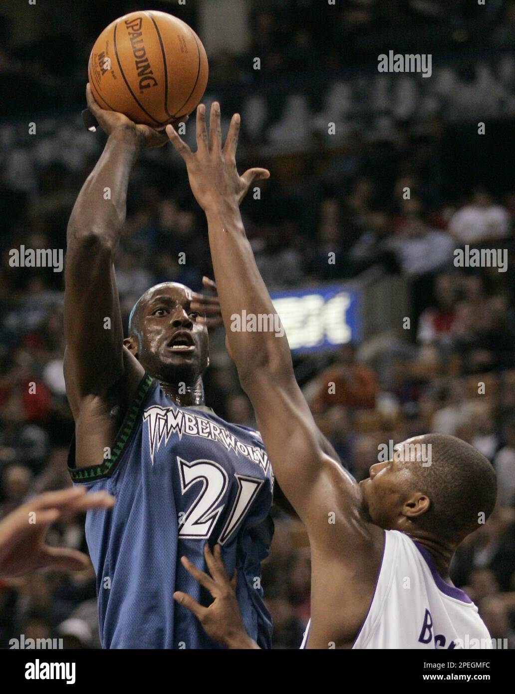 Minnesota Timberwolves Kevin Garnett makes a shot over Toronto Raptors ...