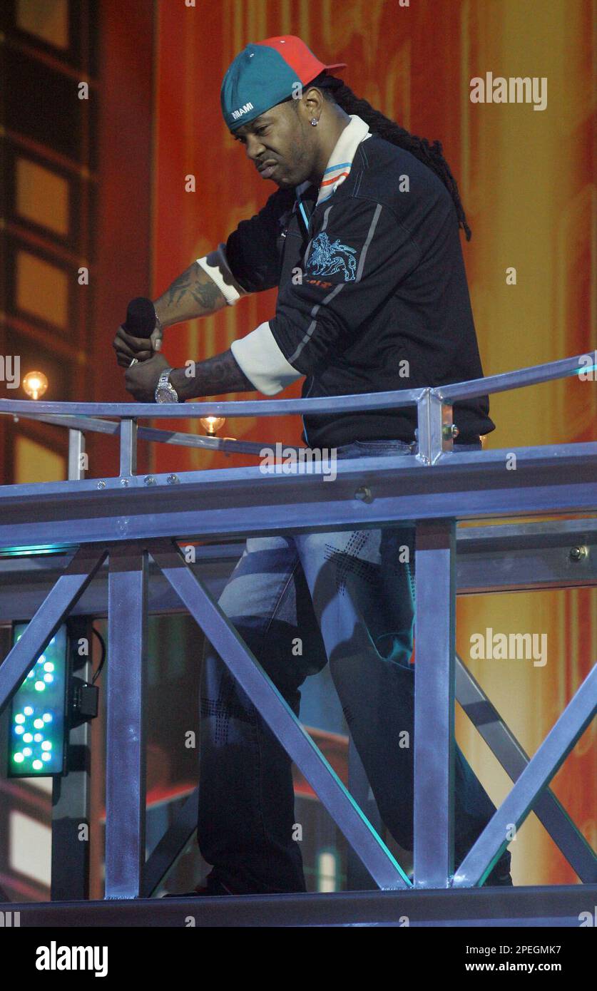 Recording artist Busta Rhymes flexes his muscles while on stage at the ...