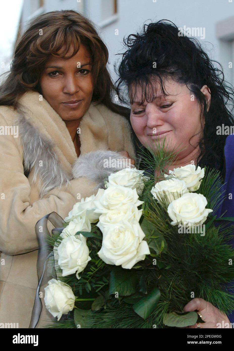 Nadja Abd el Farrag, links, troestet am Sonntag , 12. Dezember 2004, in ...