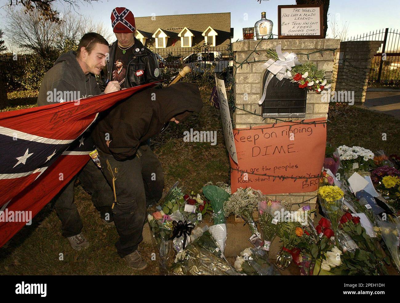 Aaron Anfinson of Arlington, Texas, left, and Philip Wallace, center ...