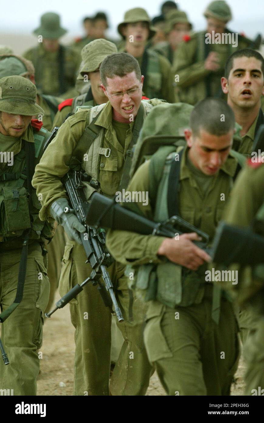 Recruits from the Israeli army's Nahal infantry brigade march through ...