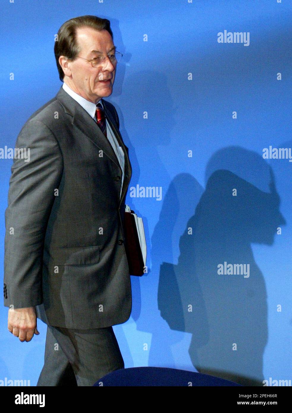 Der SPD-Vorsitzende Franz Muentefering geht zur Parteivorstandssitzung ...