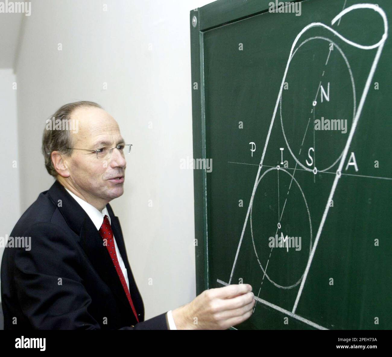 Universitaetsprofessor Rudolf Taschner von der TU in Wien zeichnet am ...