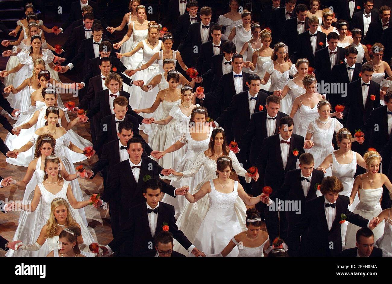 Weit ueber hundert Debuetantinnen und Debuetanten tanzen den ...