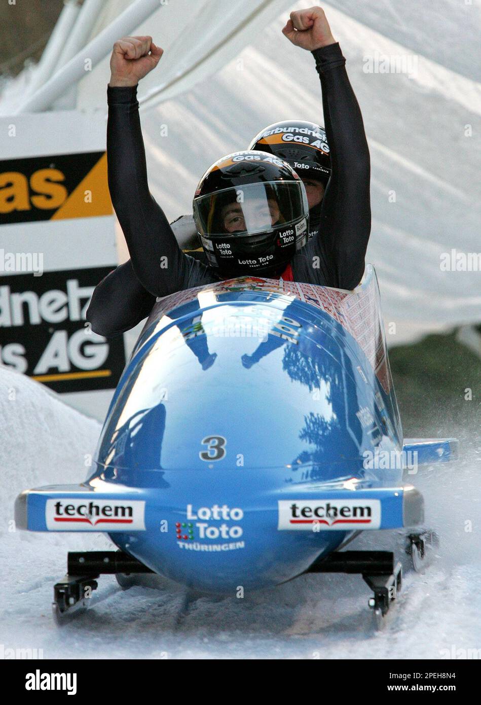 Andre Lange und sein Anschieber Martin Putze jubeln im Ziel beim ...