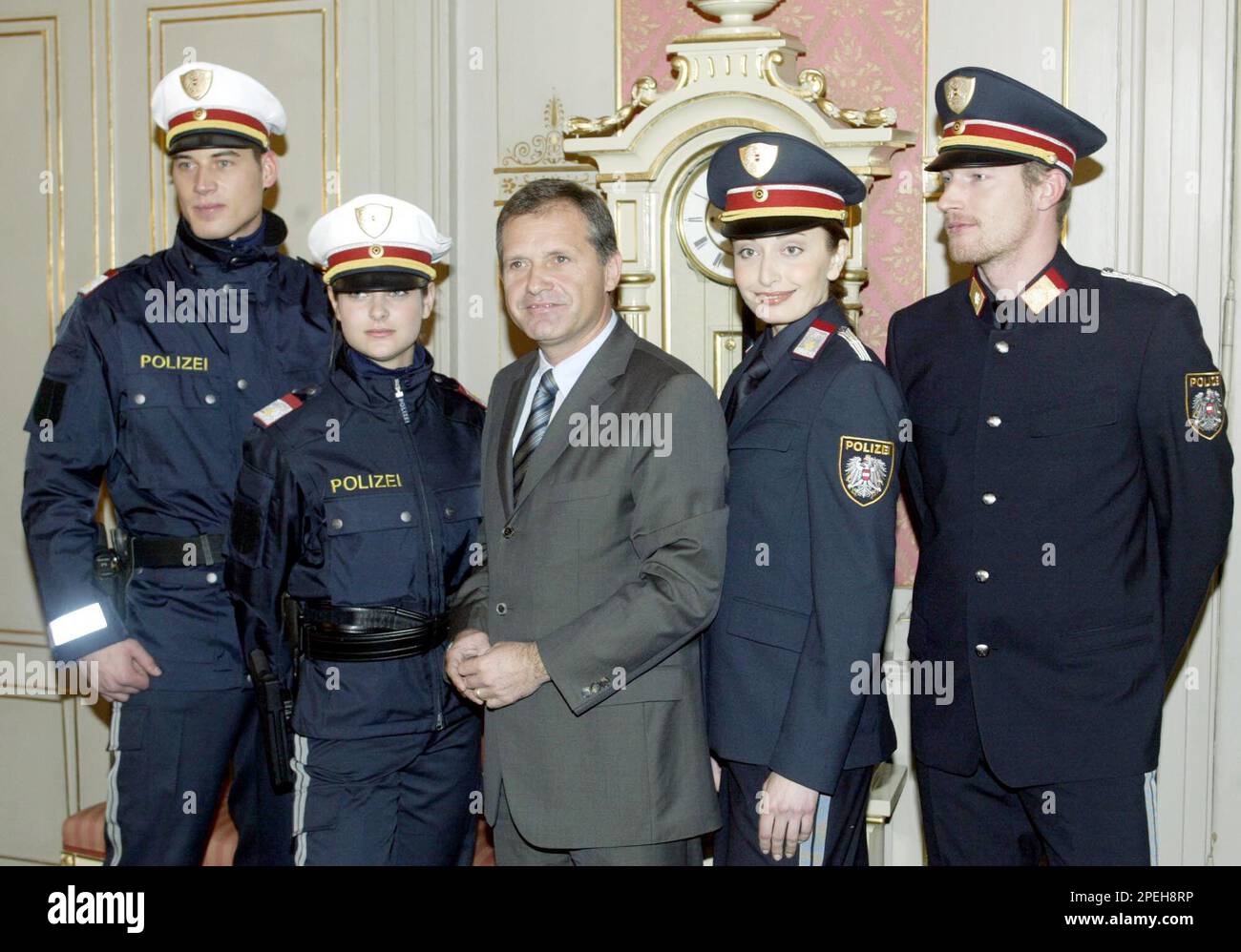 Innenminister Ernst Strasser, mitte, praesentiert am Freitag, 3. Dez ...