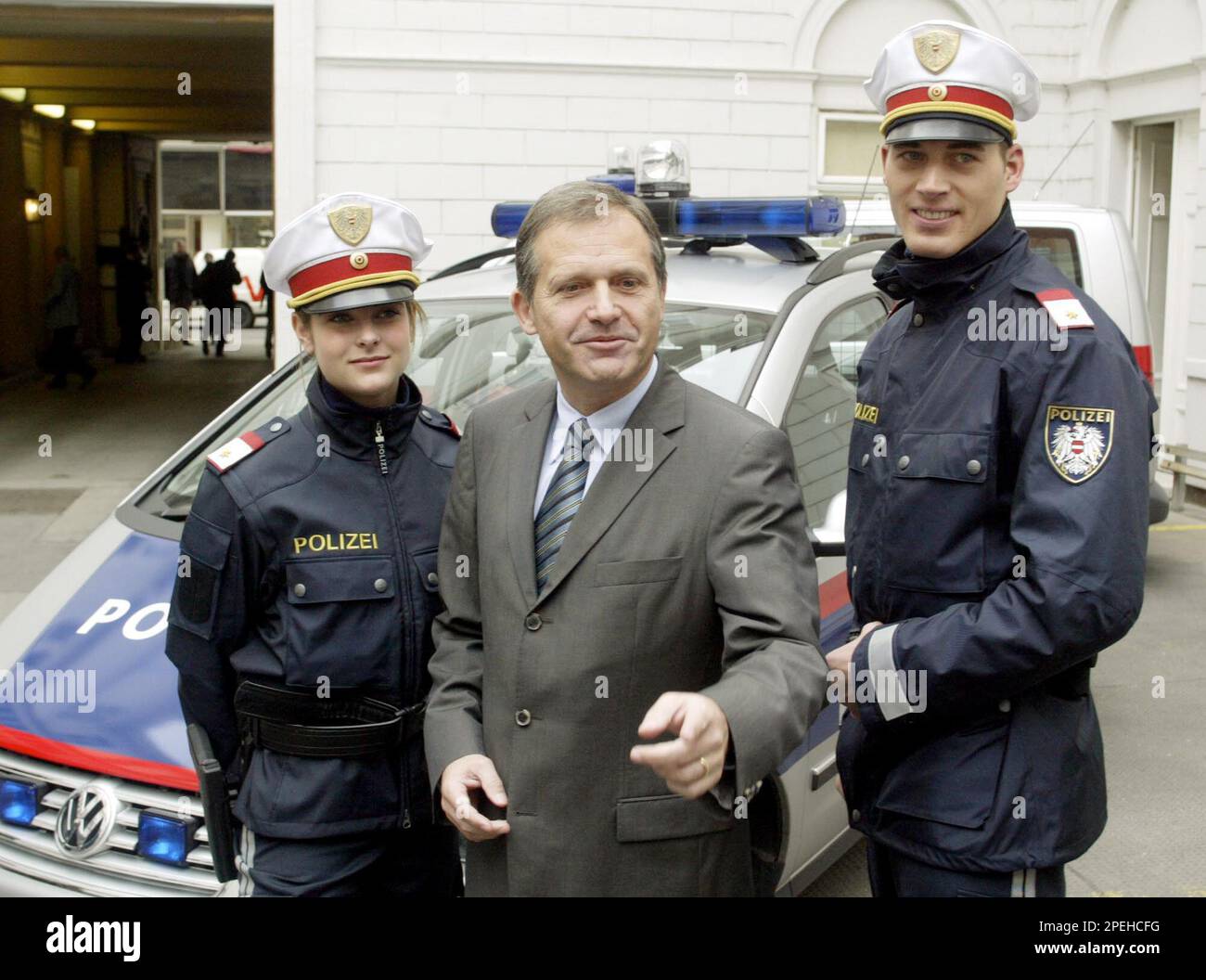 Innenminister Ernst Strasser, mitte, praesentiert am Freitag, 3. Dez ...