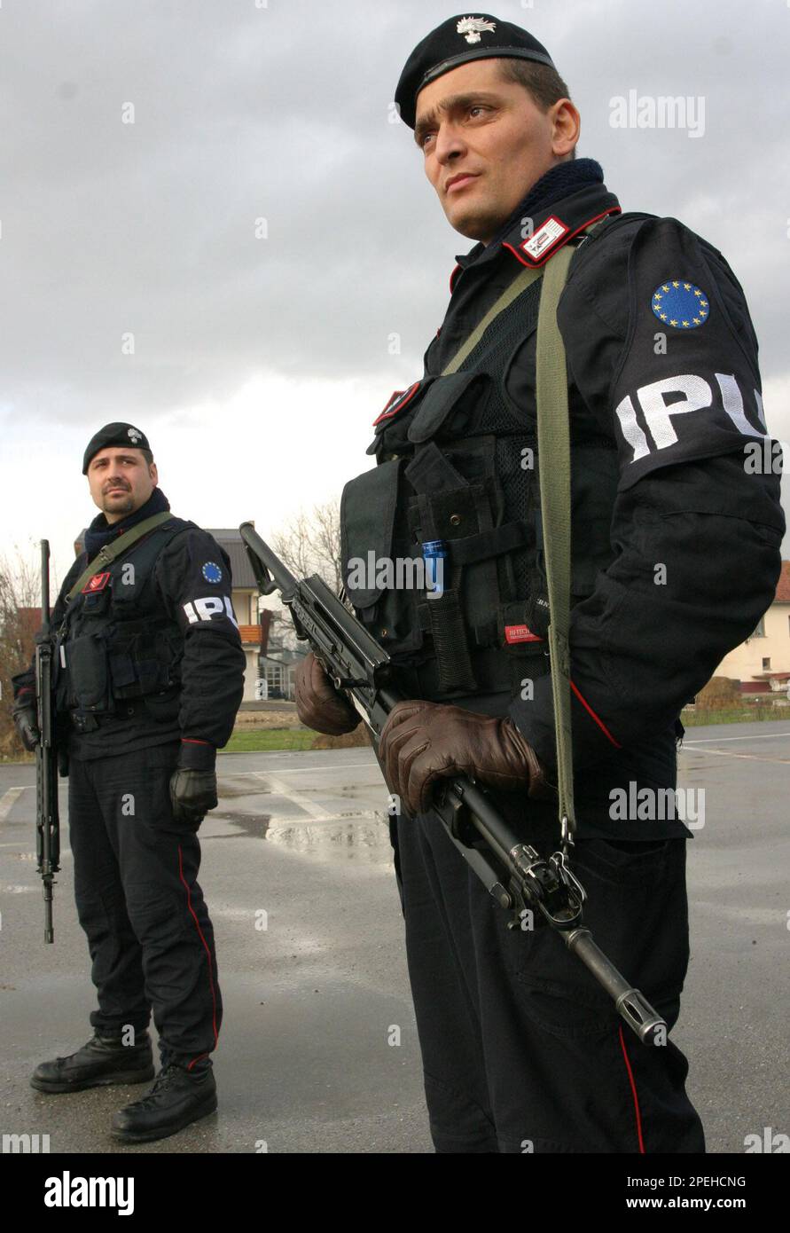 Italian soldiers with new insignia that symbolize the European forces ...