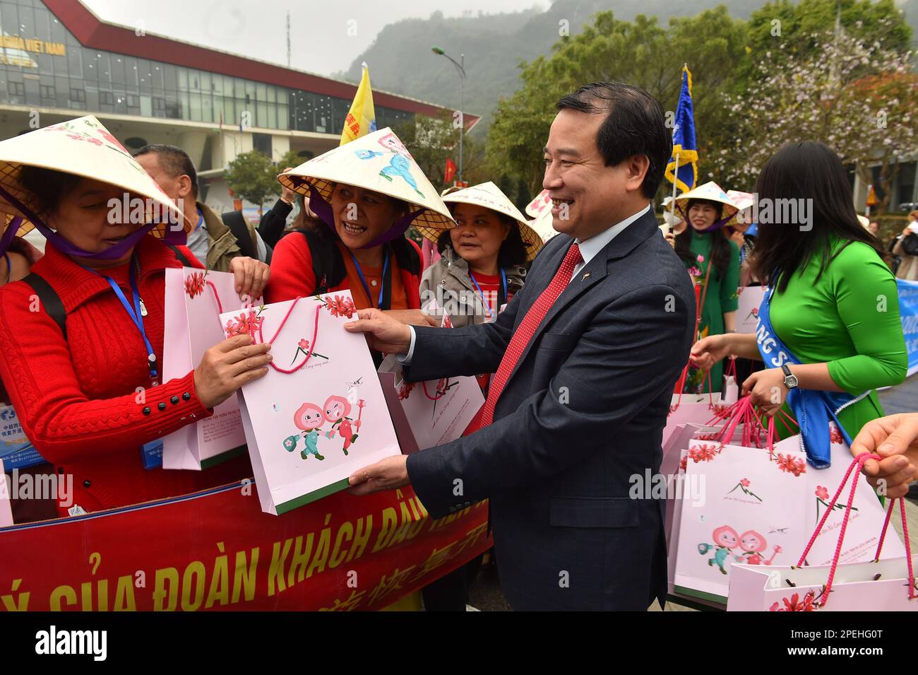 (230316) -- LANG SON, March 16, 2023 (Xinhua) -- Ha Van Sieu (2nd R ...