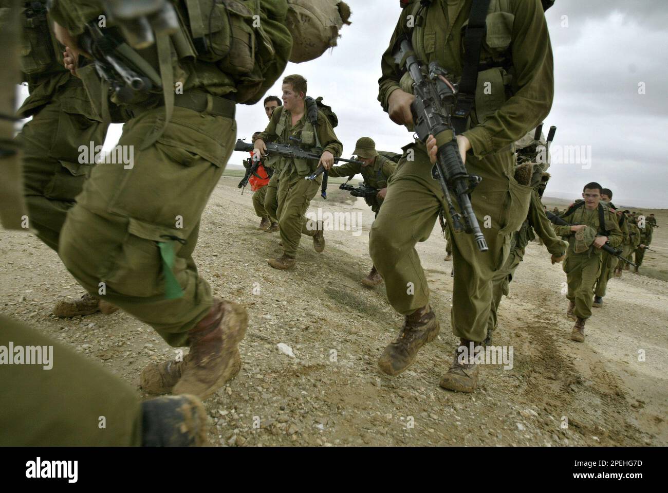 Recruits from the Israeli army's Nahal infantry brigade march through ...