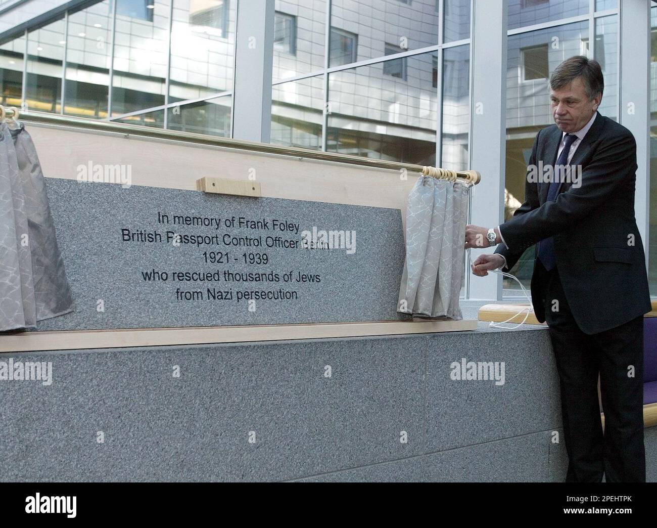 British ambassador to Germany, Sir Peter Torry, unveils a memorial ...