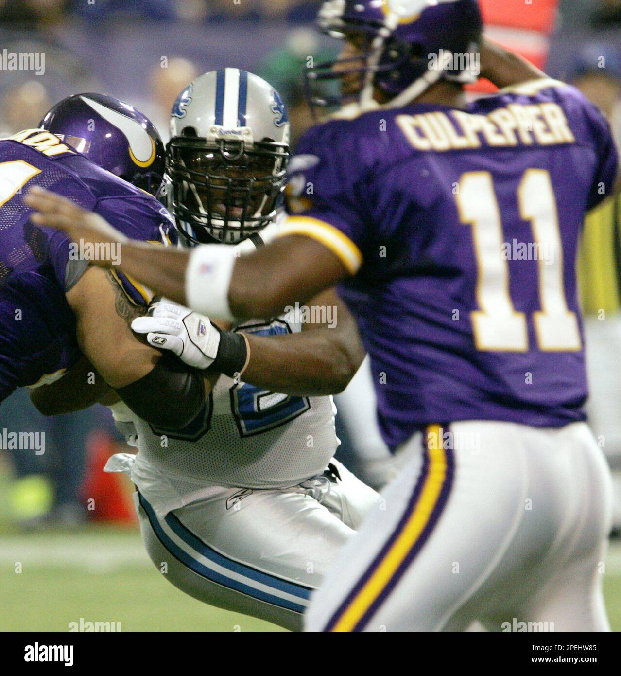 Minnesota Vikings guard David Dixon, left, holds Detroit Lions ...