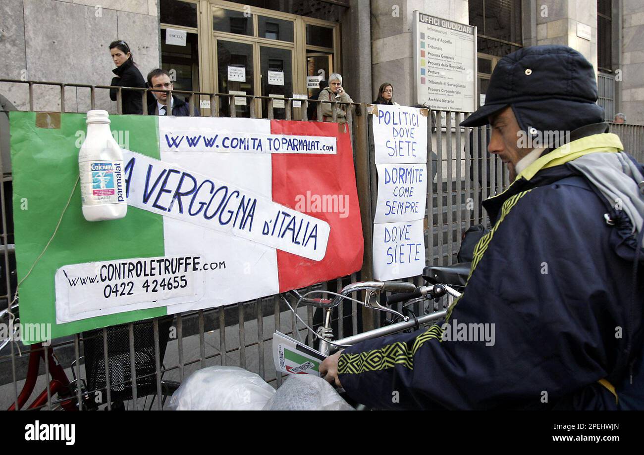 A man looks a banner with the Italian flag colors and the writing "La ...
