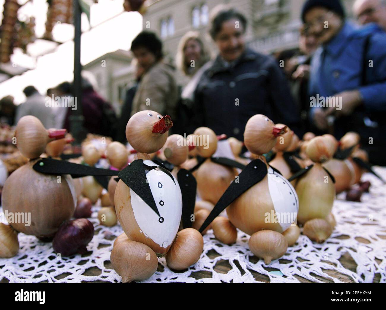 Pingu und andere Figuren aus Zwiebeln posieren fuer die Menschenmengen ...
