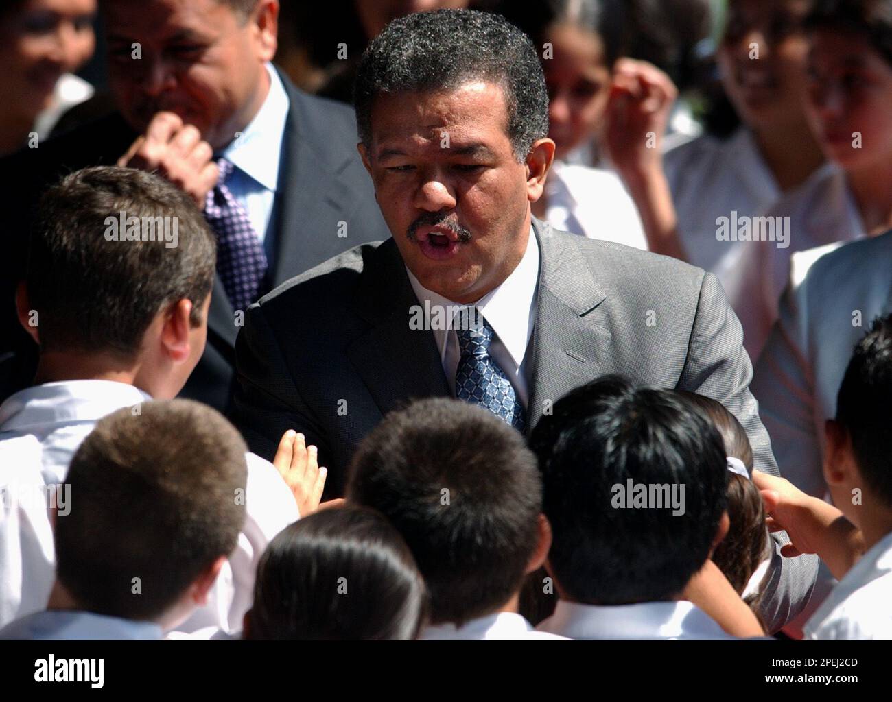 Dominican Republic President Leonel Fernadez greet Costa Rican school ...
