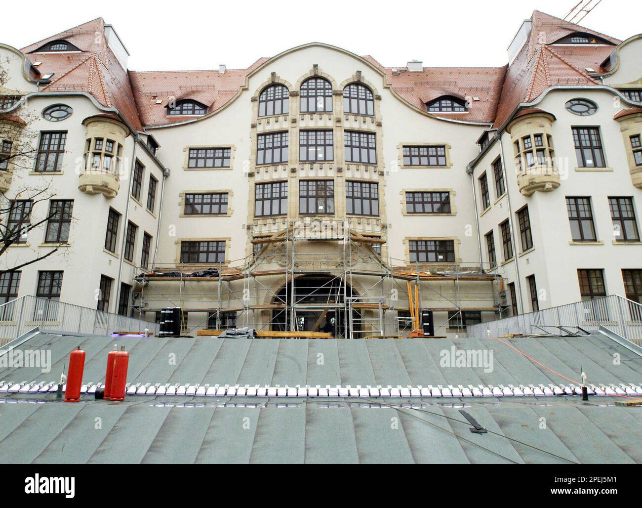 Blick auf den Haupteingang und die neu entstehende Treppe des Gutenberg Gymnasiums am Mittwoch ...