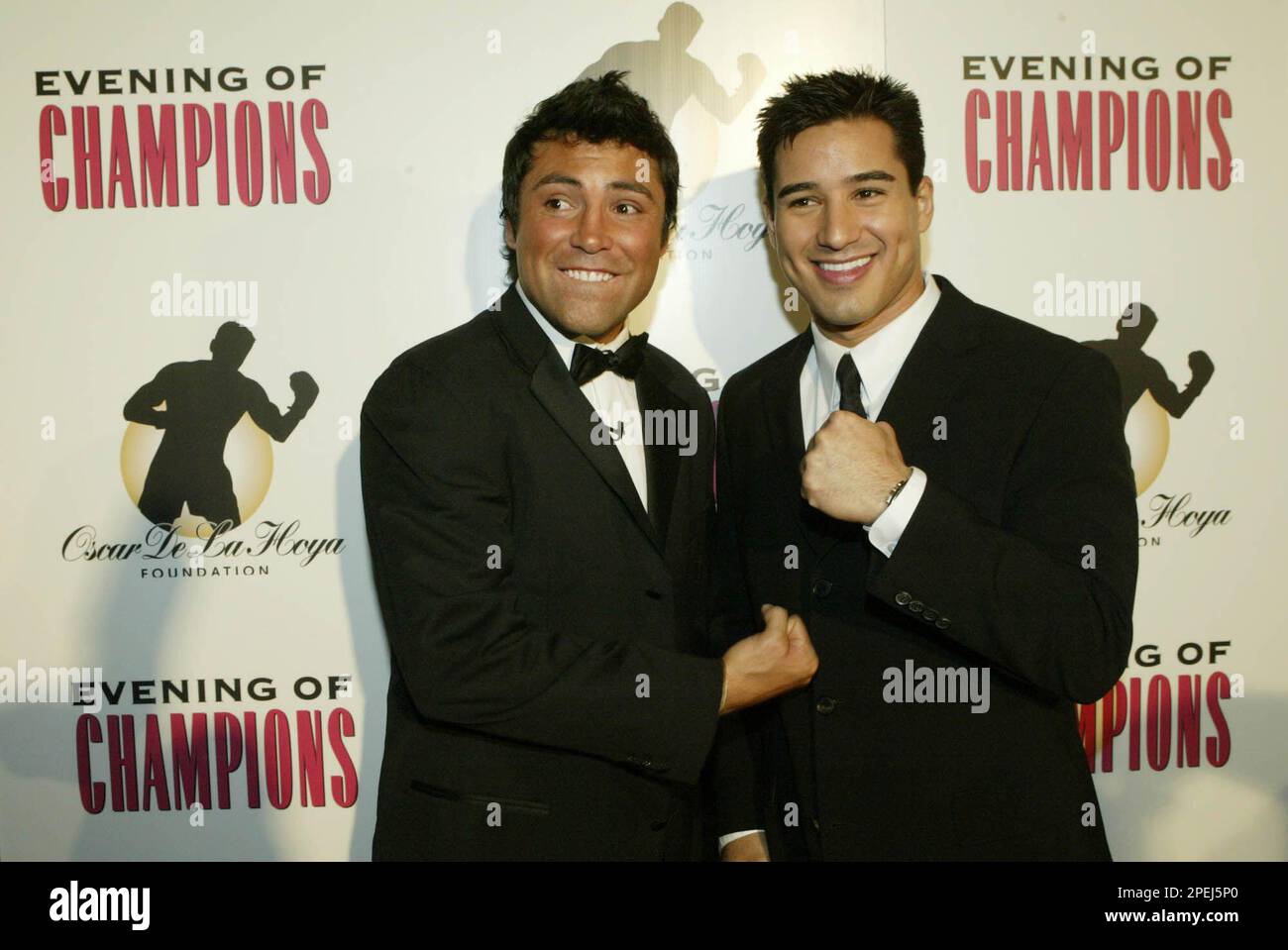 Boxer Oscar De La Hoya, left and actor Mario Lopez pose for a photo ...